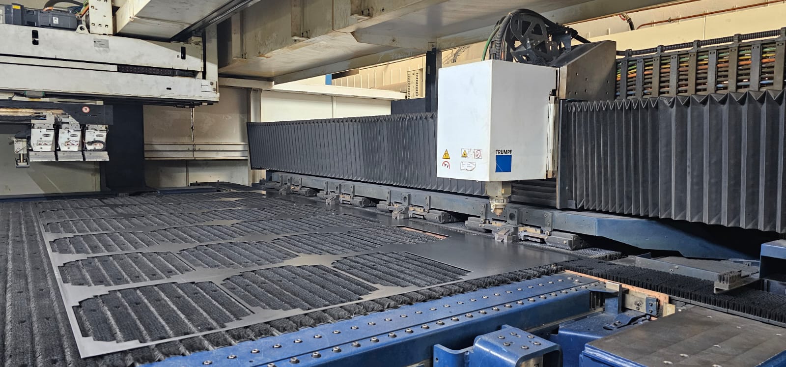 LASER CUTTING MACHINE TRUMPF TRULASER CENTER 7030 (L26), 6000 WATT, LM ...